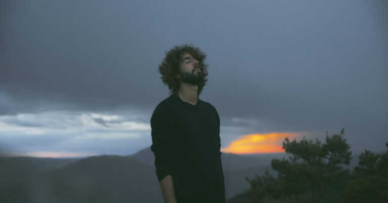 Mikel Izal previews his new solo single at an exclusive event - LoffMusic
