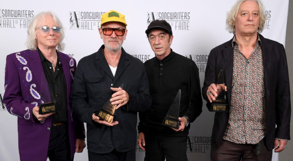 R.E.M. tocan juntos por sorpresa después de 15 años sin hacerlo - LoffMusic
