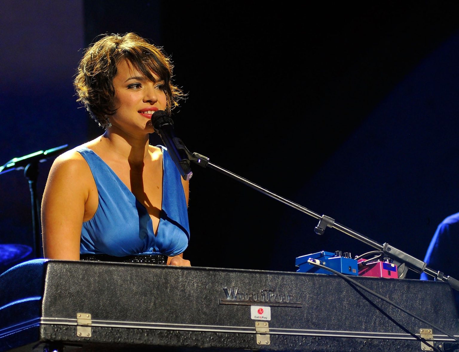 Norah Jones takes you to the autumn of New York in "Autumn Jones", a ...